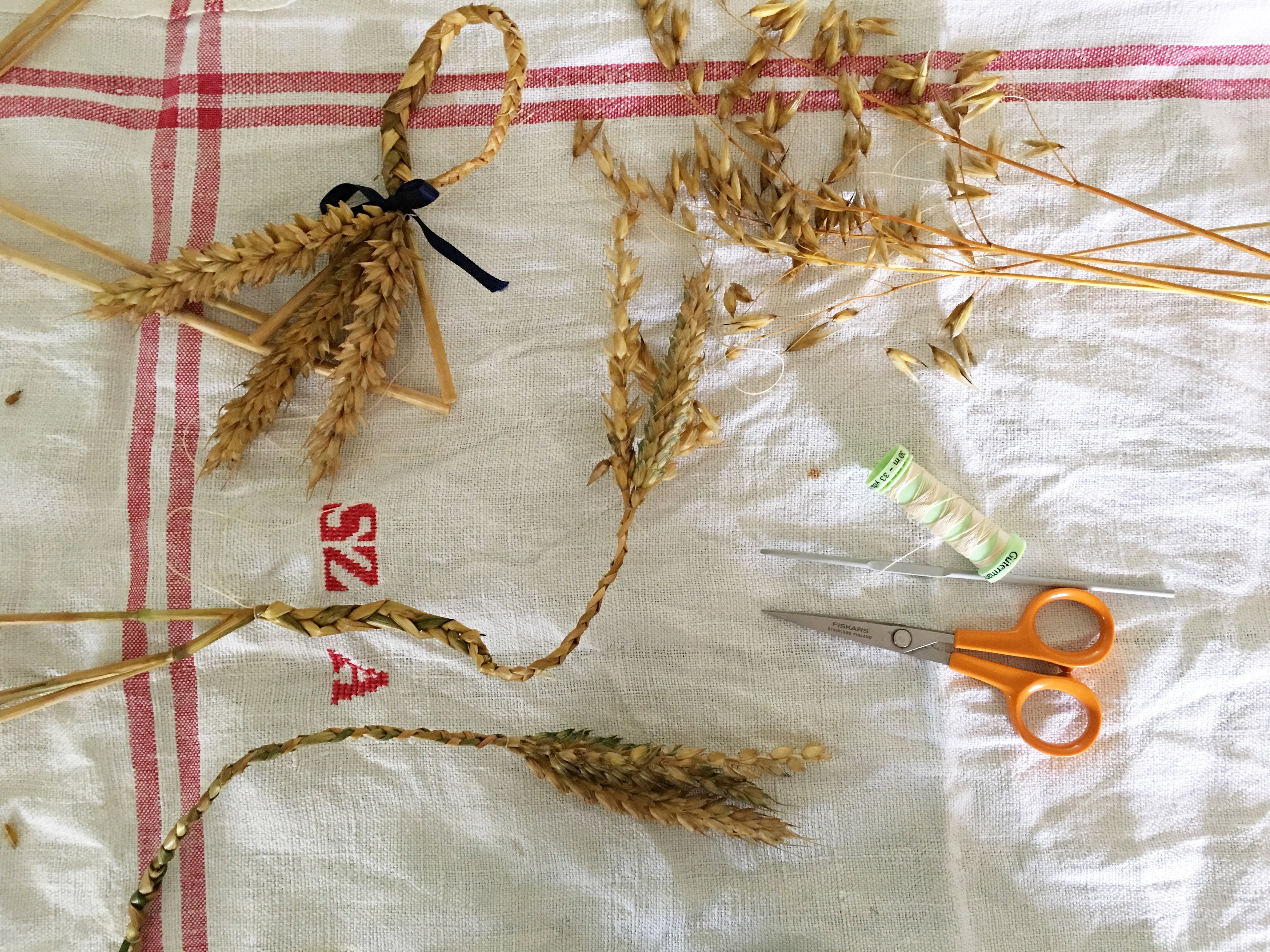 Marking the Harvest season : how to make corn dollies – Polly had a Dolly
